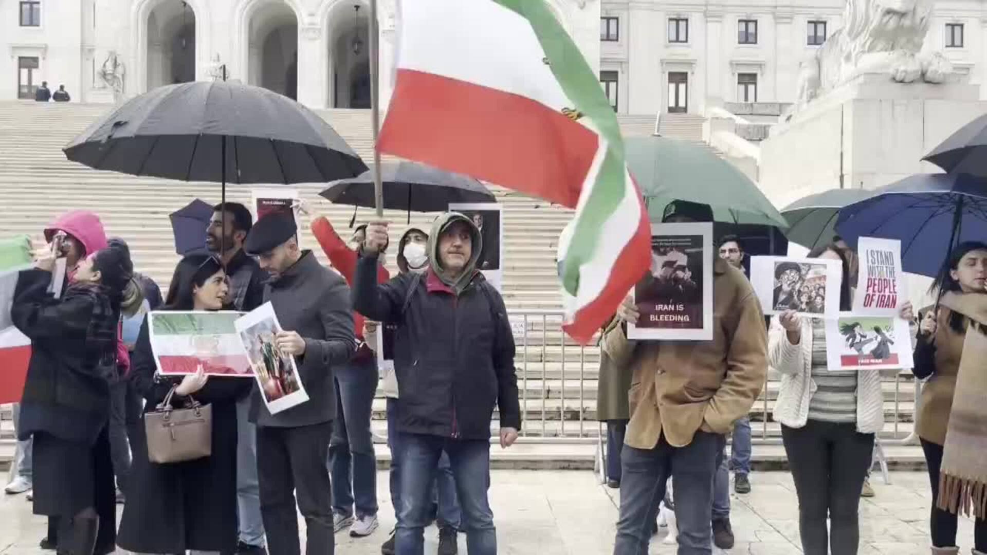 Un centenar de personas protestan frente al Parlamento portugués contra ...