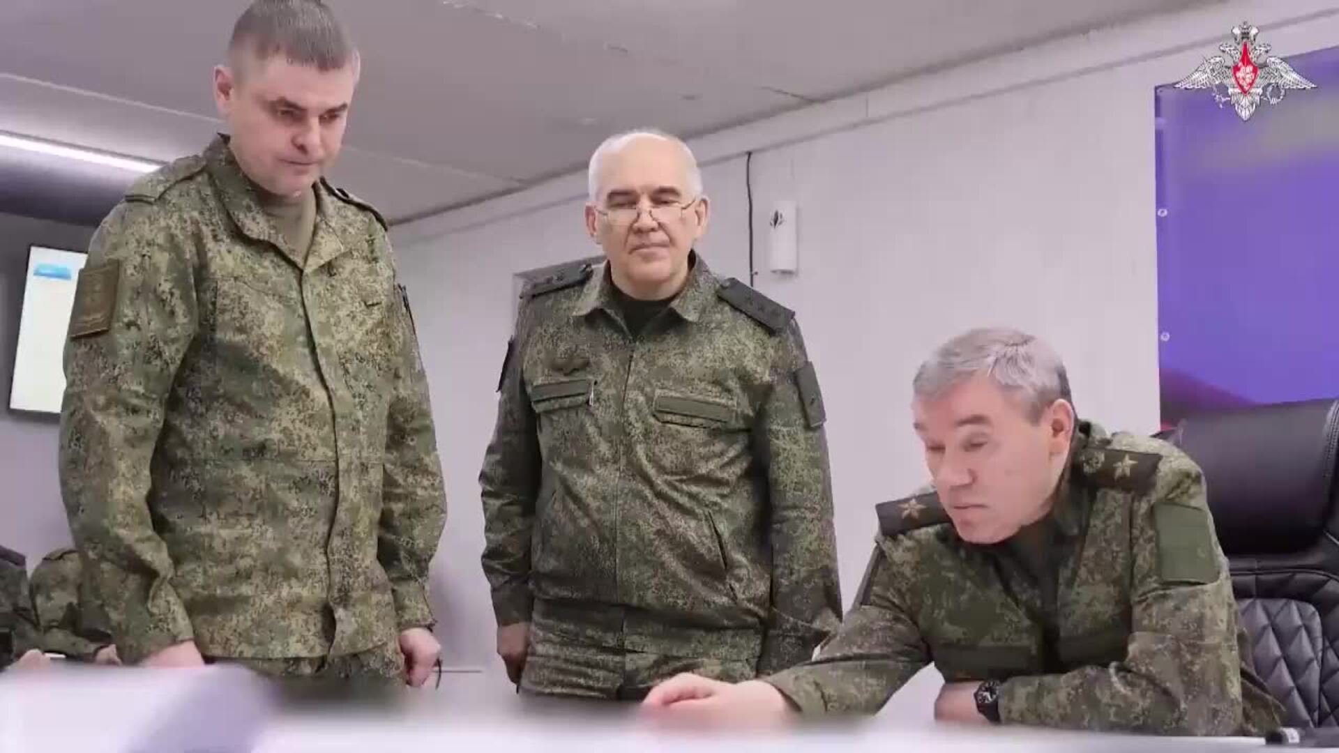 El Jefe del Estado Mayor ruso inspecciona las tropas que combaten en ...