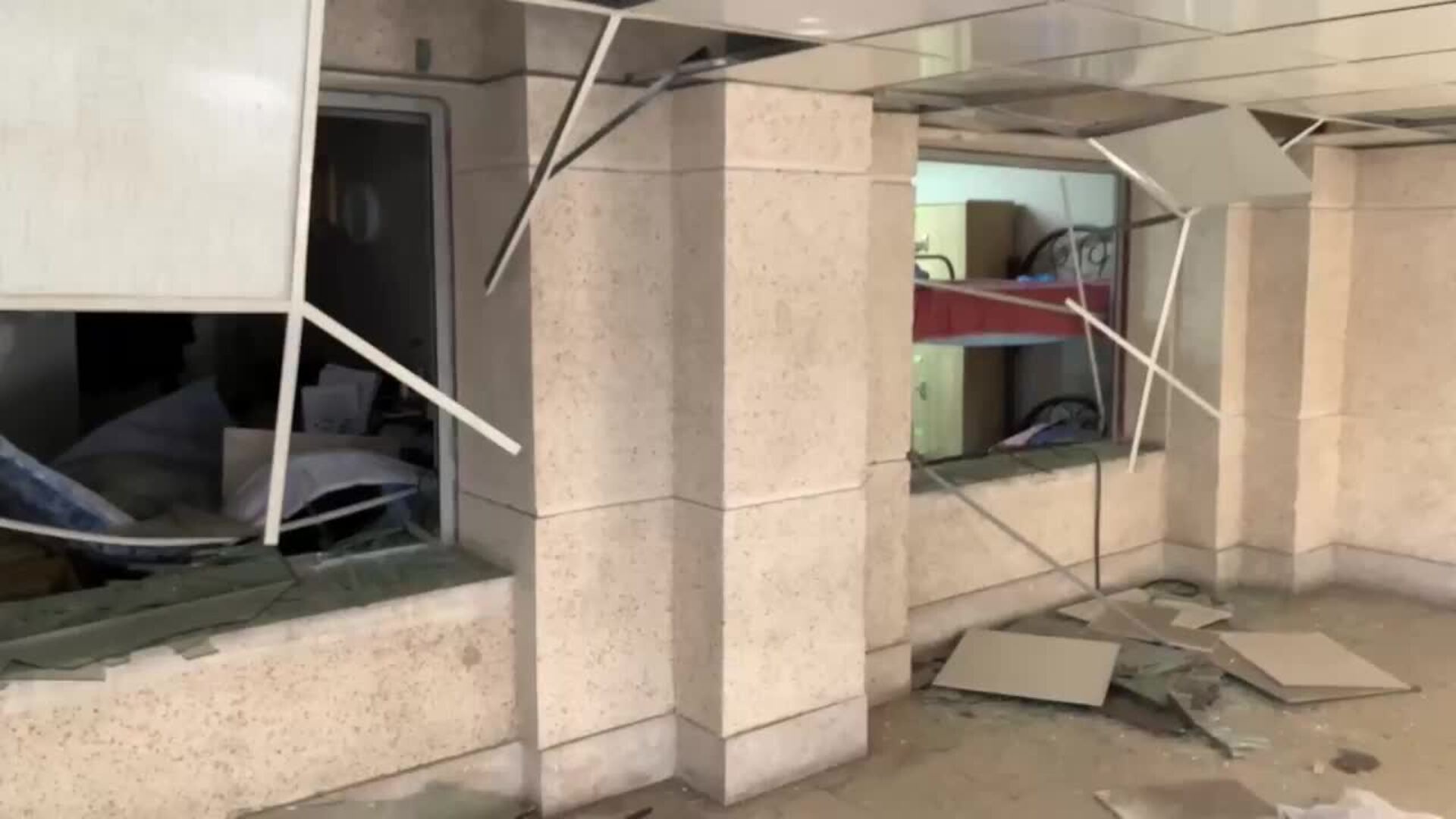 Graves destrozos en el Hospital Motahari, en el norte de Teherán, tras ...