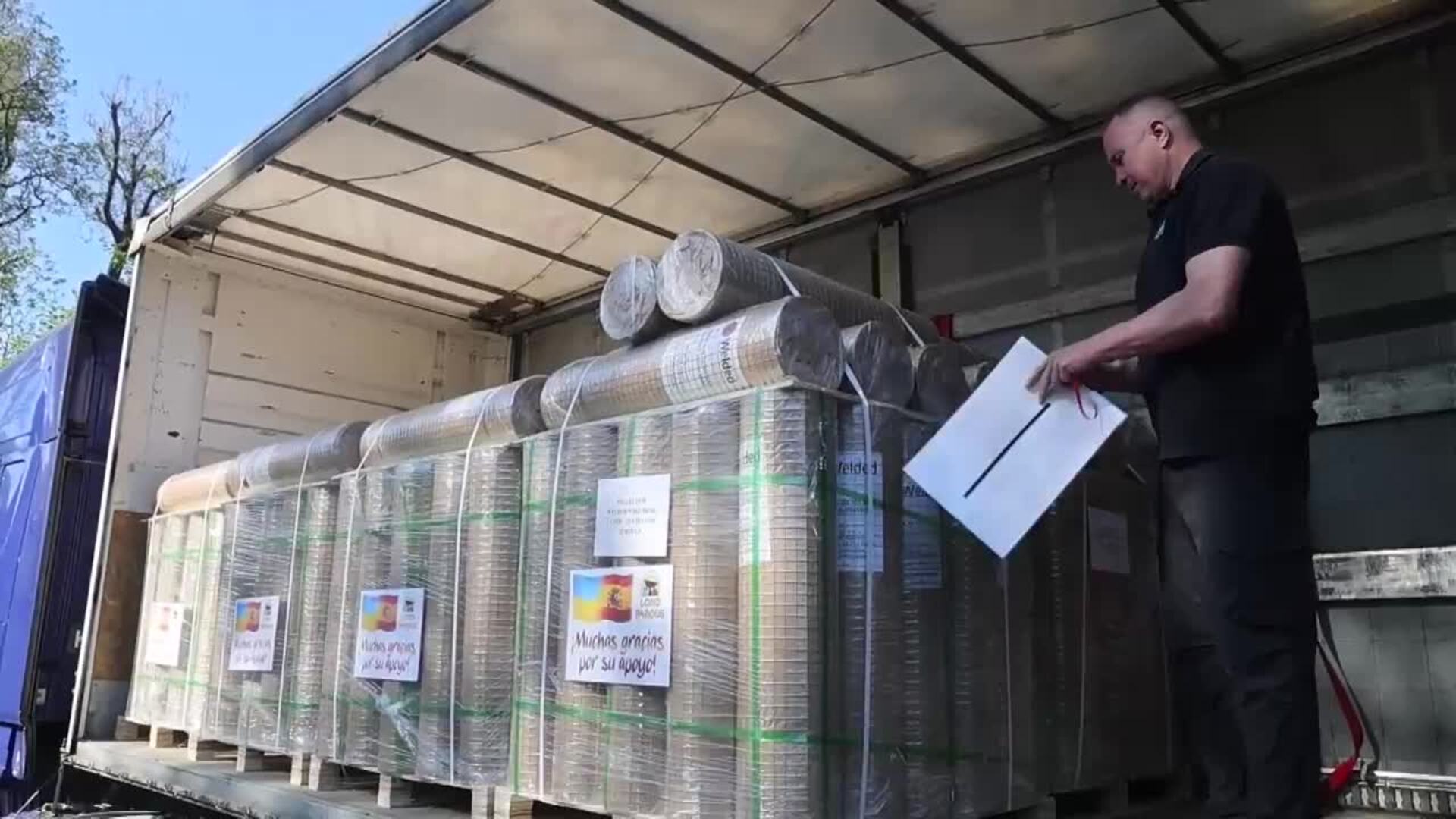 Loro Parque dona material para construir un aviario en Ucrania
