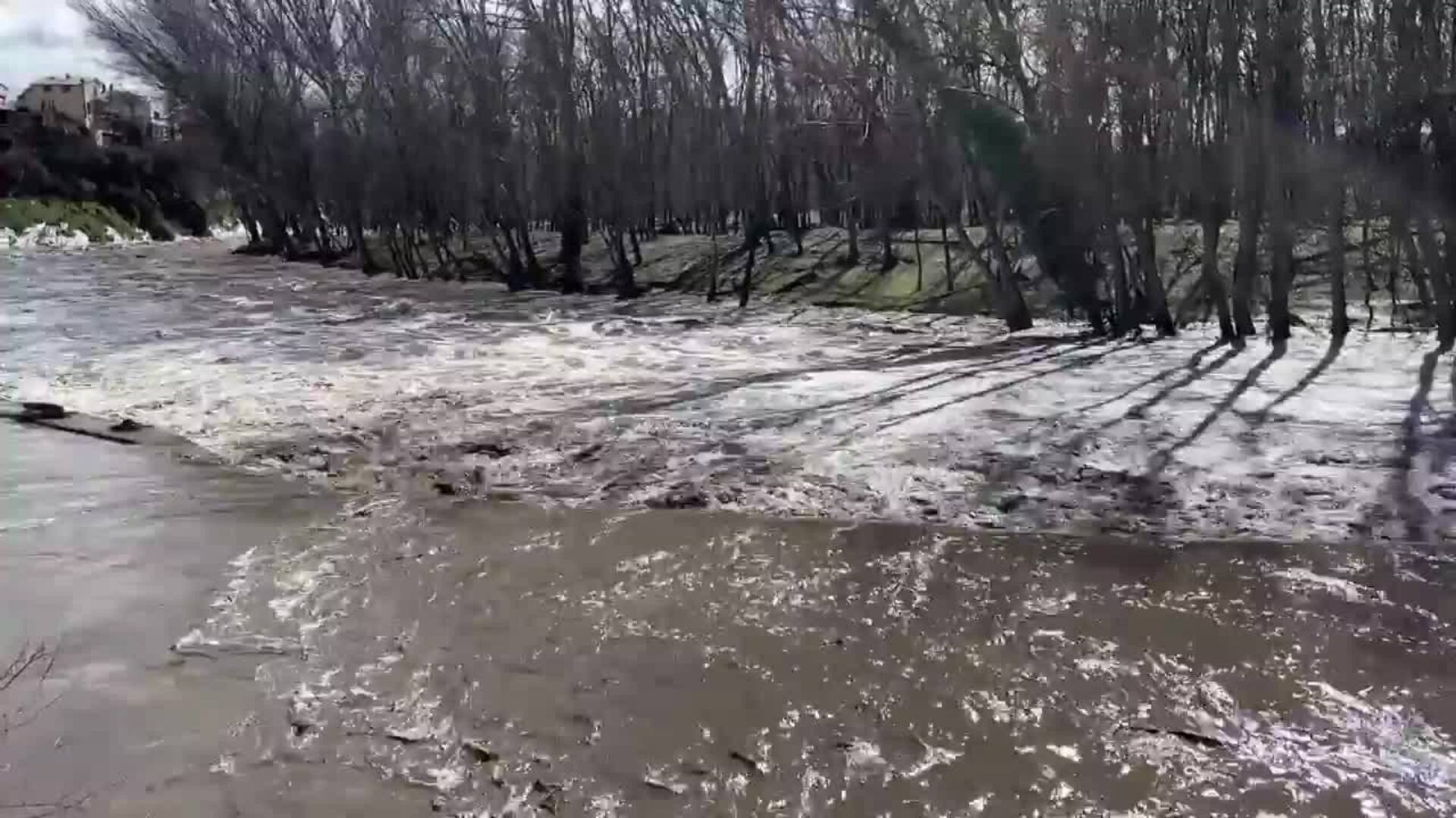 Crece espectacularmente el caudal del río Ter a su paso por Manlleu ...