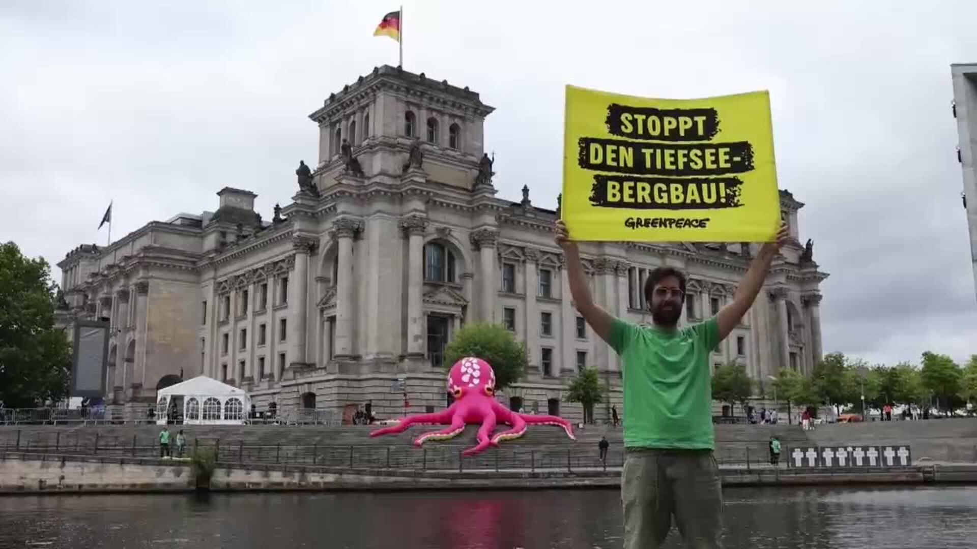 Greenpeace protesta frente al Parlamento alemán en defensa de las ...
