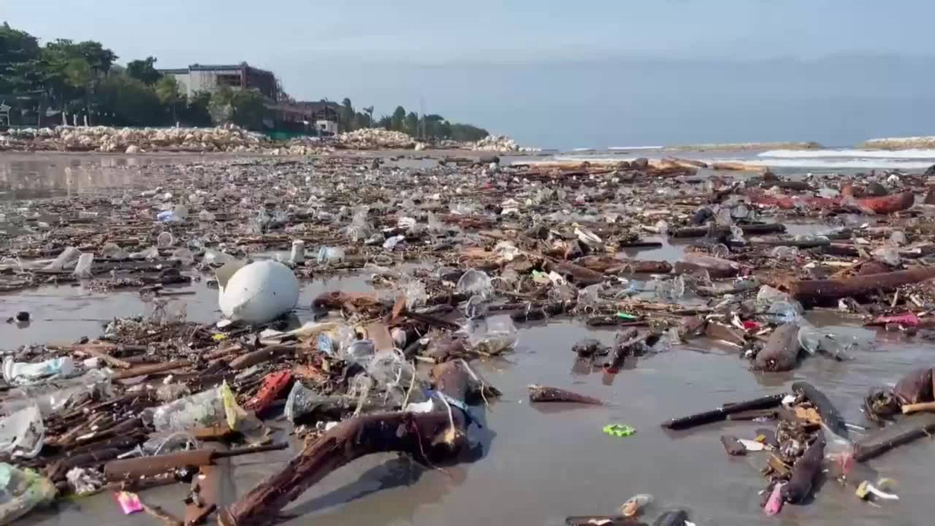 Grandes cantidades de basura se depositan en playas de la isla de Bali ...