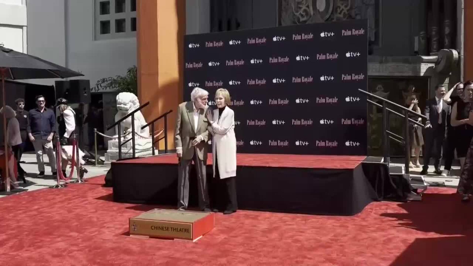 Carol Burnett inmortaliza sus huellas en el Paseo de la Fama de Hollywood