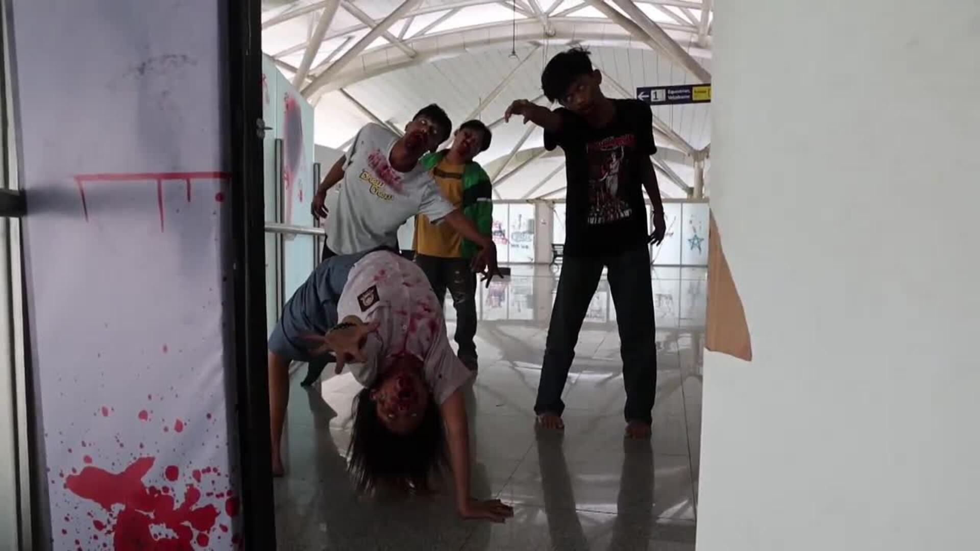 El metro de Yakarta se llena de zombies para fomentar el uso del ...