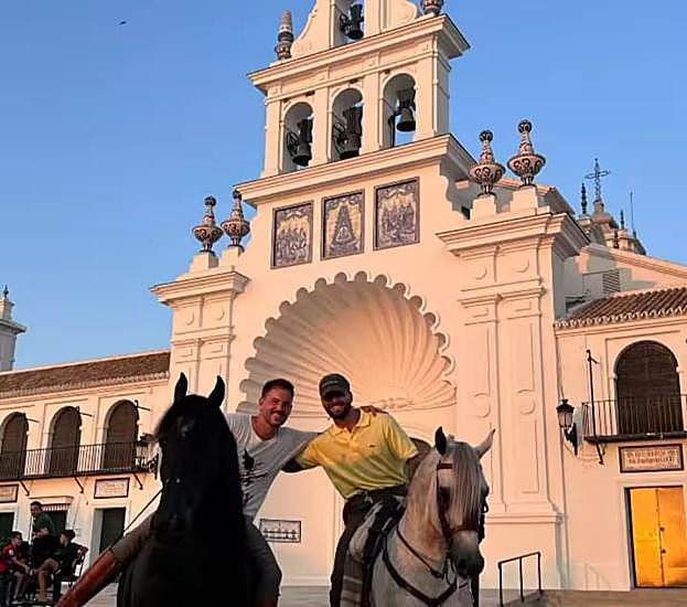 festival puro latino: Maluma disfruta en El Rocío montando a caballo ...