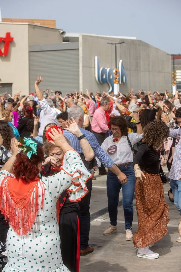 Las imágenes del intento de batir el récord Guinness de sevillanas en ...