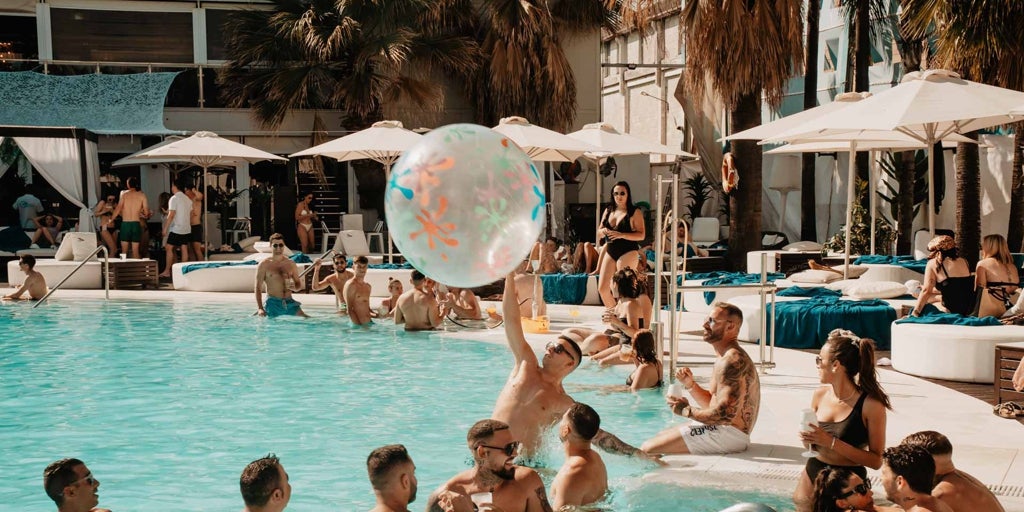 La piscina de moda este verano está en Sevilla Este: es de agua salada ...
