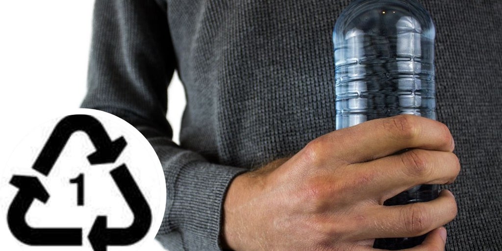 ¿Qué significan los símbolos que aparecen en las botellas de plástico?