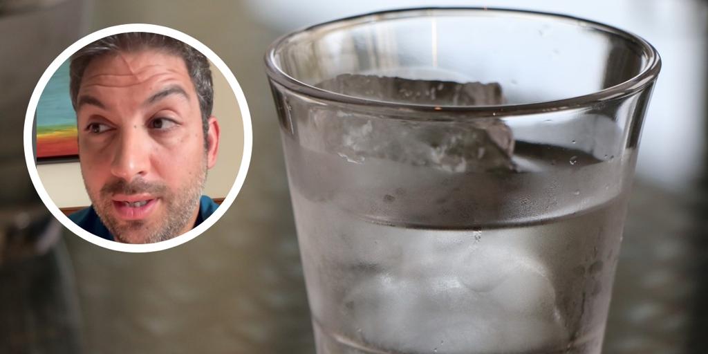 Un farmacéutico explica si es malo beber agua durante las comidas y ...