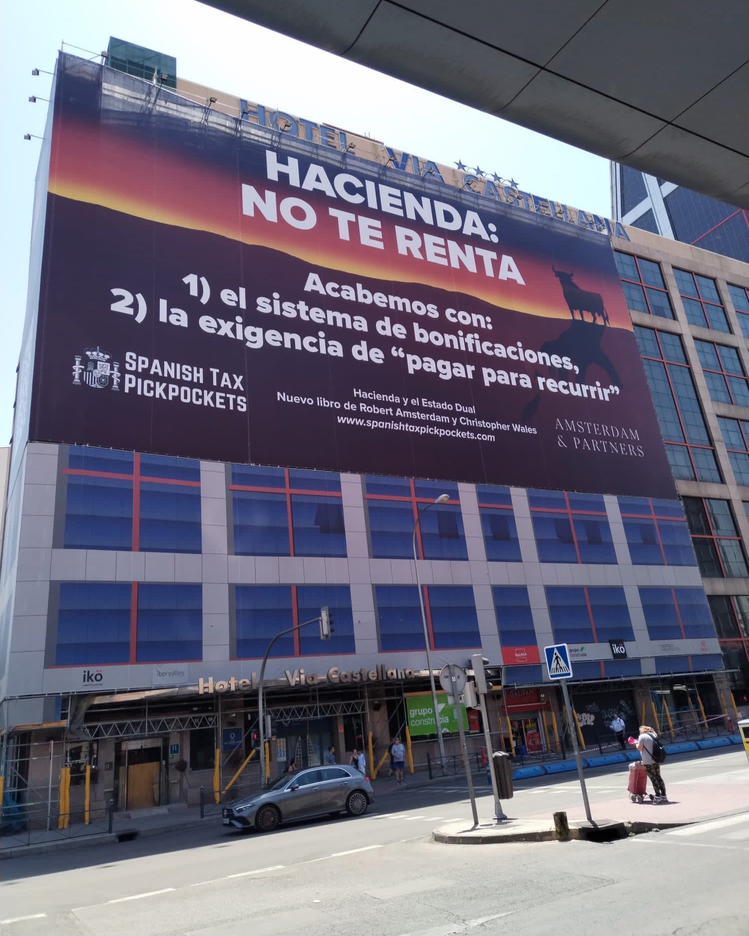 Cuelgan una lona gigante en Madrid contra Hacienda: «No te renta»