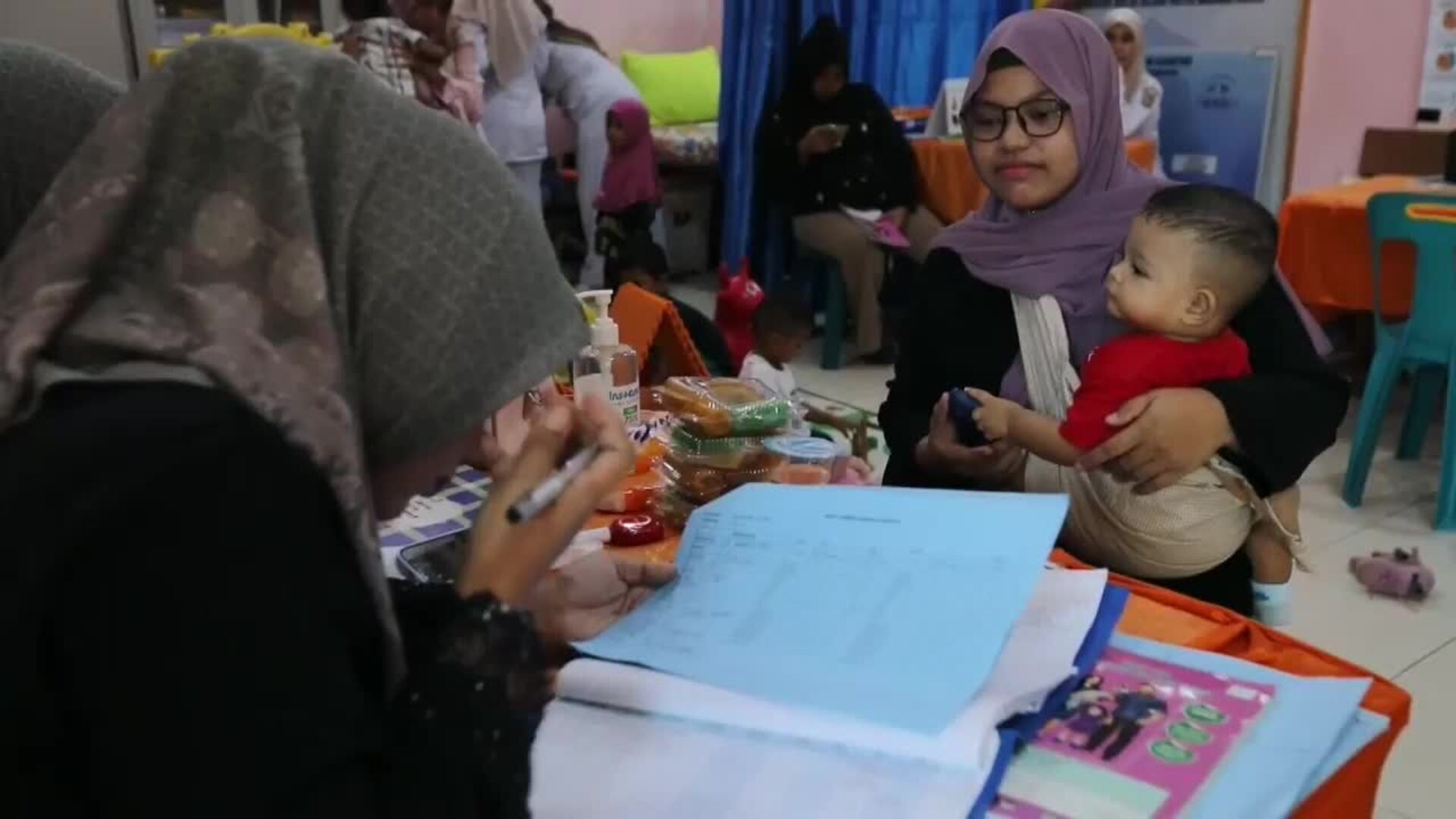 Indonesia brinda chequeos de salud gratuitos para niños y adultos mayores