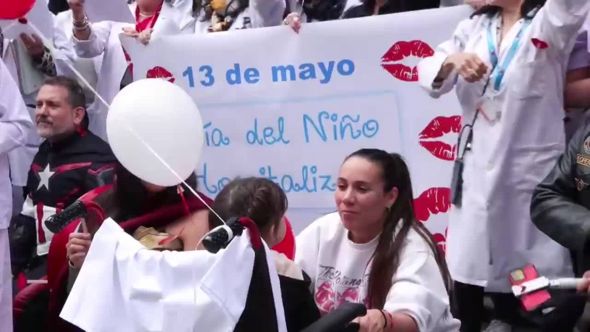 Besos y globos a las puertas del Gregorio Marañón para conmemorar el ...