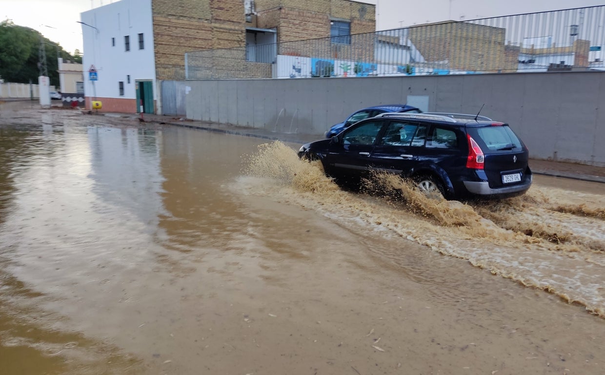 Una tromba de agua paraliza momentáneamente Utrera y deja ...