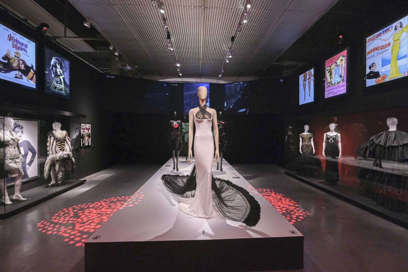 Las imágenes de la exposición de Gaultier sobre moda y cine en ...