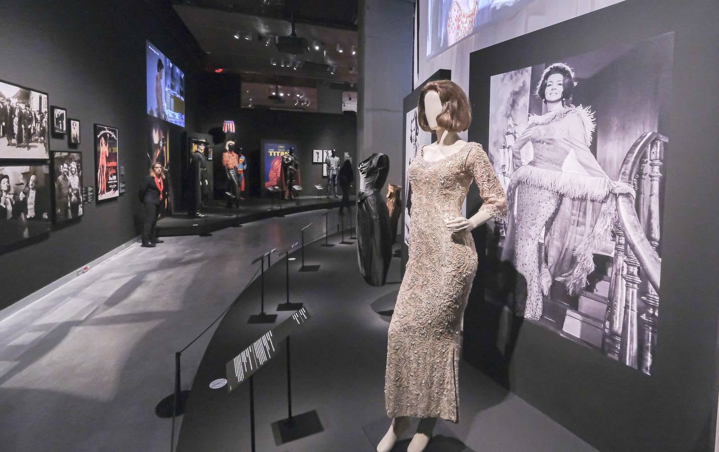 Las imágenes de la exposición de Gaultier sobre moda y cine en ...