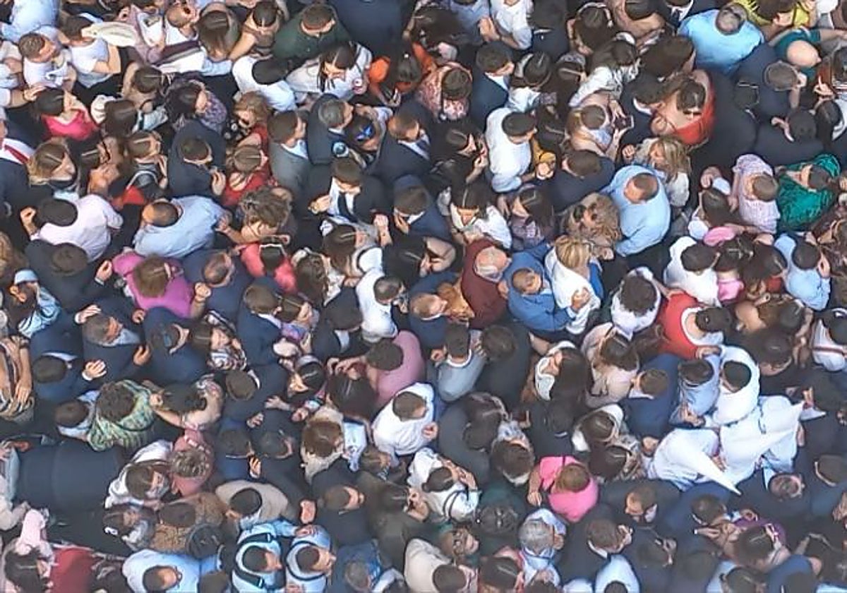 El curioso vídeo que muestra una bulla en la Semana Santa de Sevilla a ...