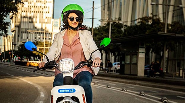 Acciona, Yego y Cooltra: comparativa de las motos eléctricas de ...