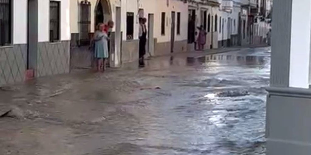 Revienta una tubería de agua en Utrera y convierte varias calles en un ...