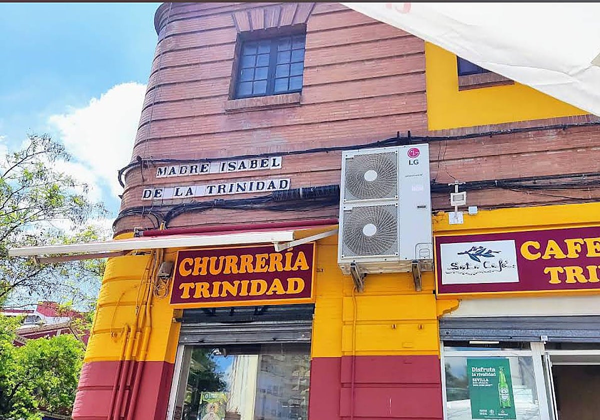 Cierra el bar Trinidad en la calle María Auxiliadora de Sevilla