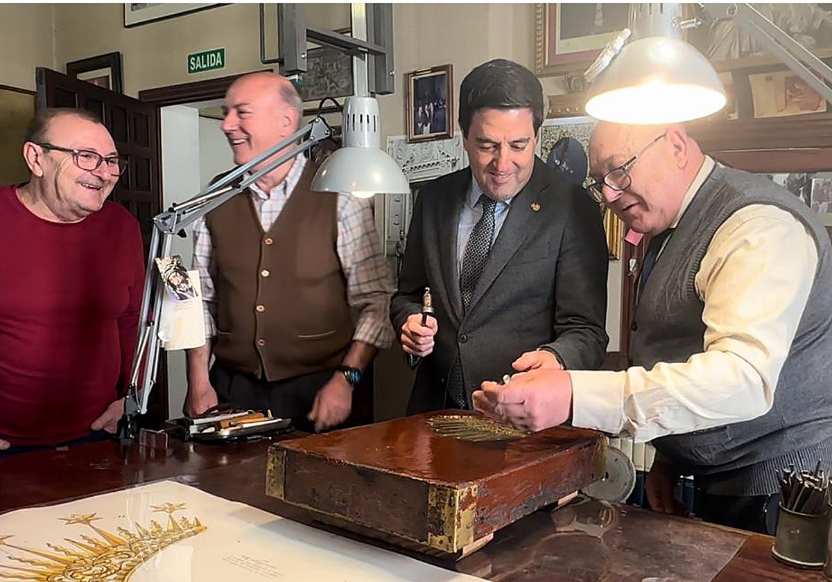 La imagen. La diadema de la Piedad