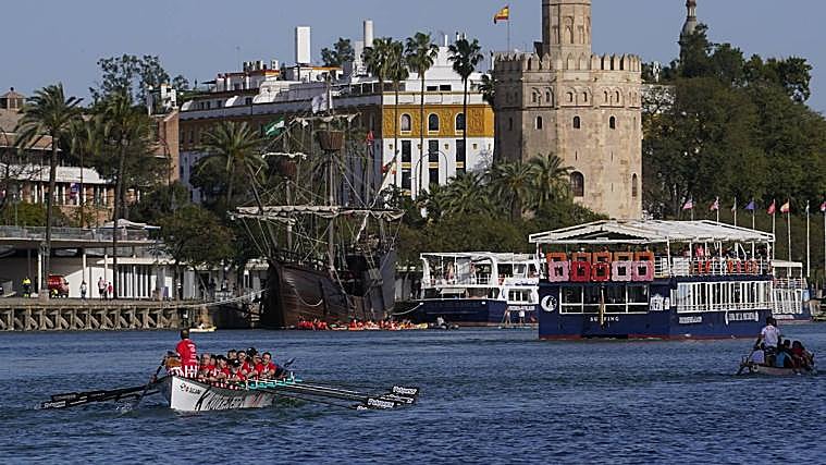 Una trainera navega por el Guadalquivir para animar al Athletic