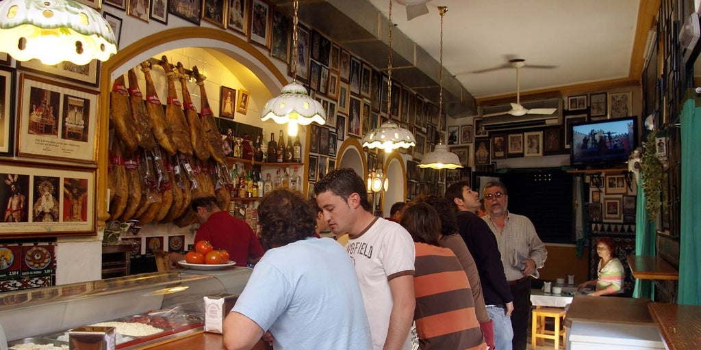 El bar Casa Ricardo de Sevilla se atreve a desvelar qué significan las siglas AC/DC