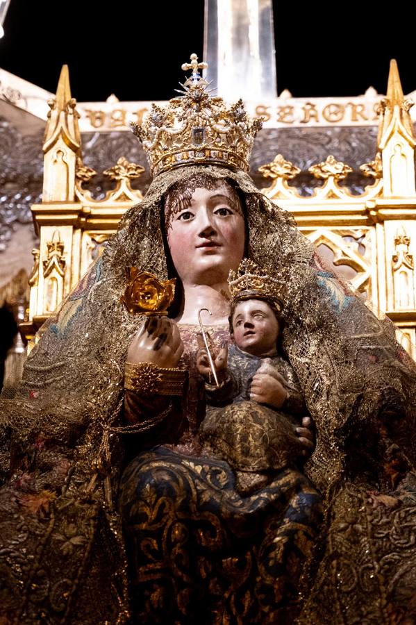 En imágenes, la Virgen de Valme a por su paso por Reyes Católicos