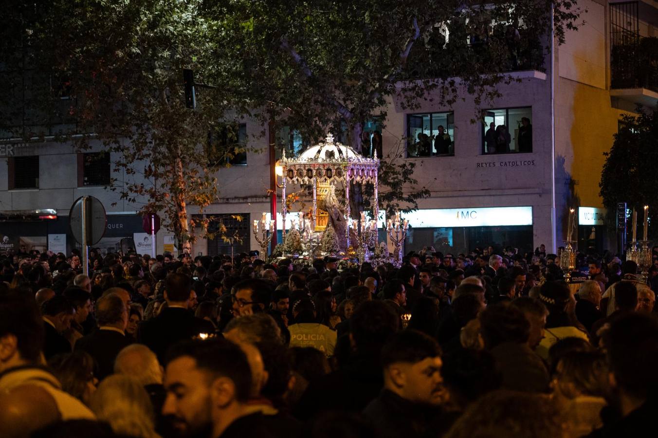 En imágenes, la Virgen de Valme a por su paso por Reyes Católicos
