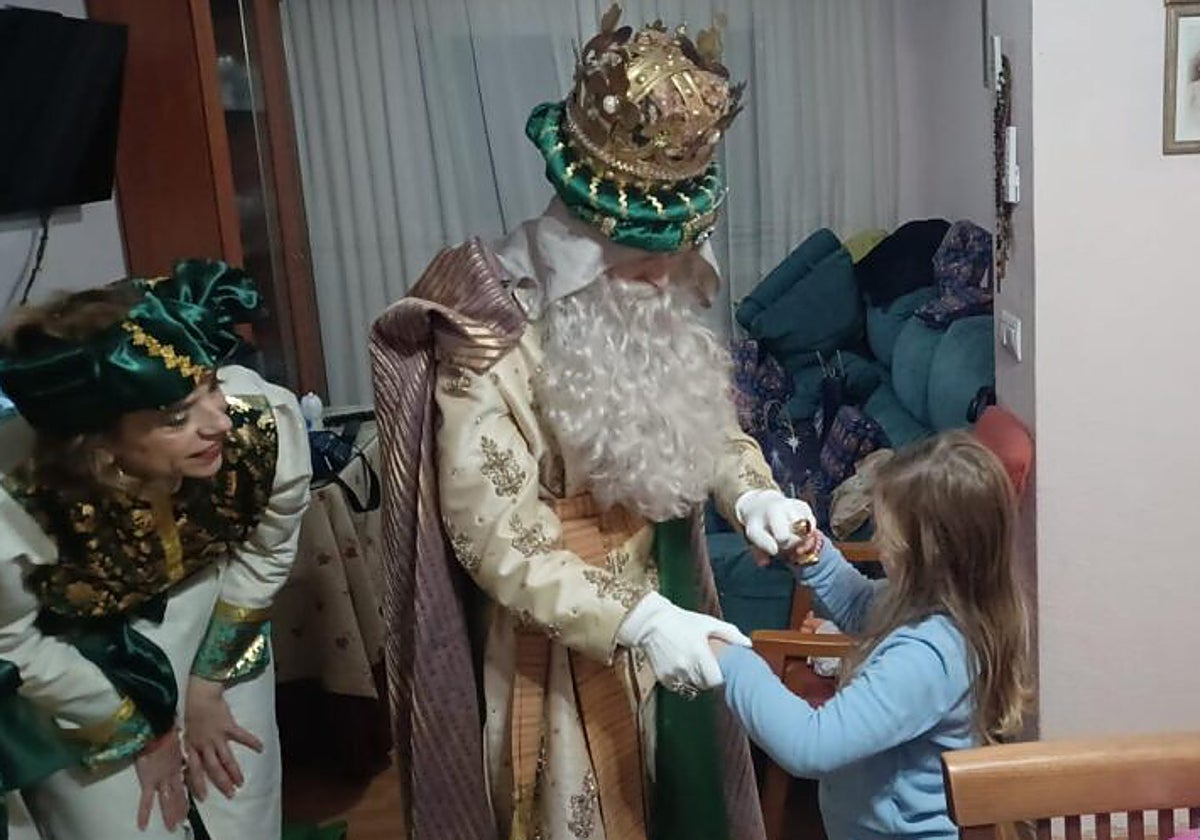 Una niña sevillana con autismo da su primer abrazo al rey Melchor ante ...