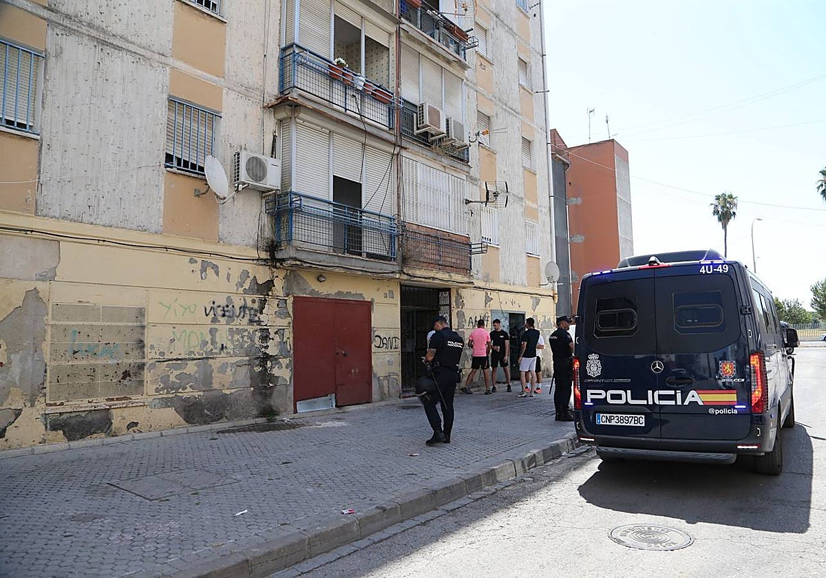 Imágenes de la redada de la Policía Nacional en las Tres Mil Viviendas