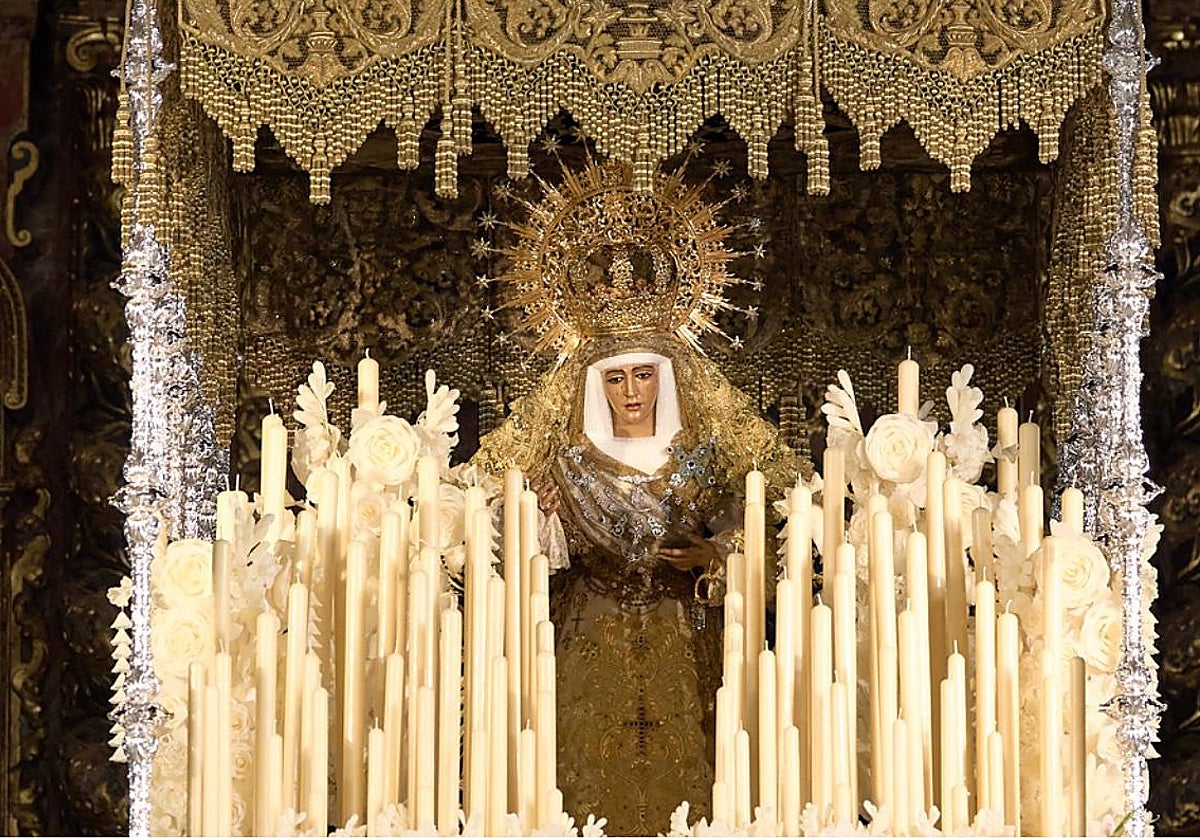 La Esperanza de Triana, en su paso de palio, en San Jacinto