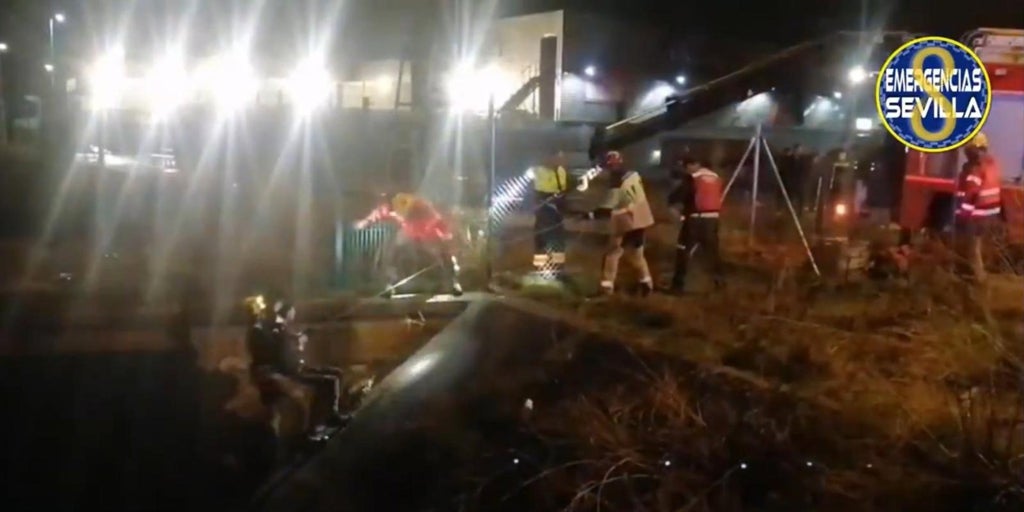 Bomberos rescata a un menor de 15 años que había resbalado por un canal ...