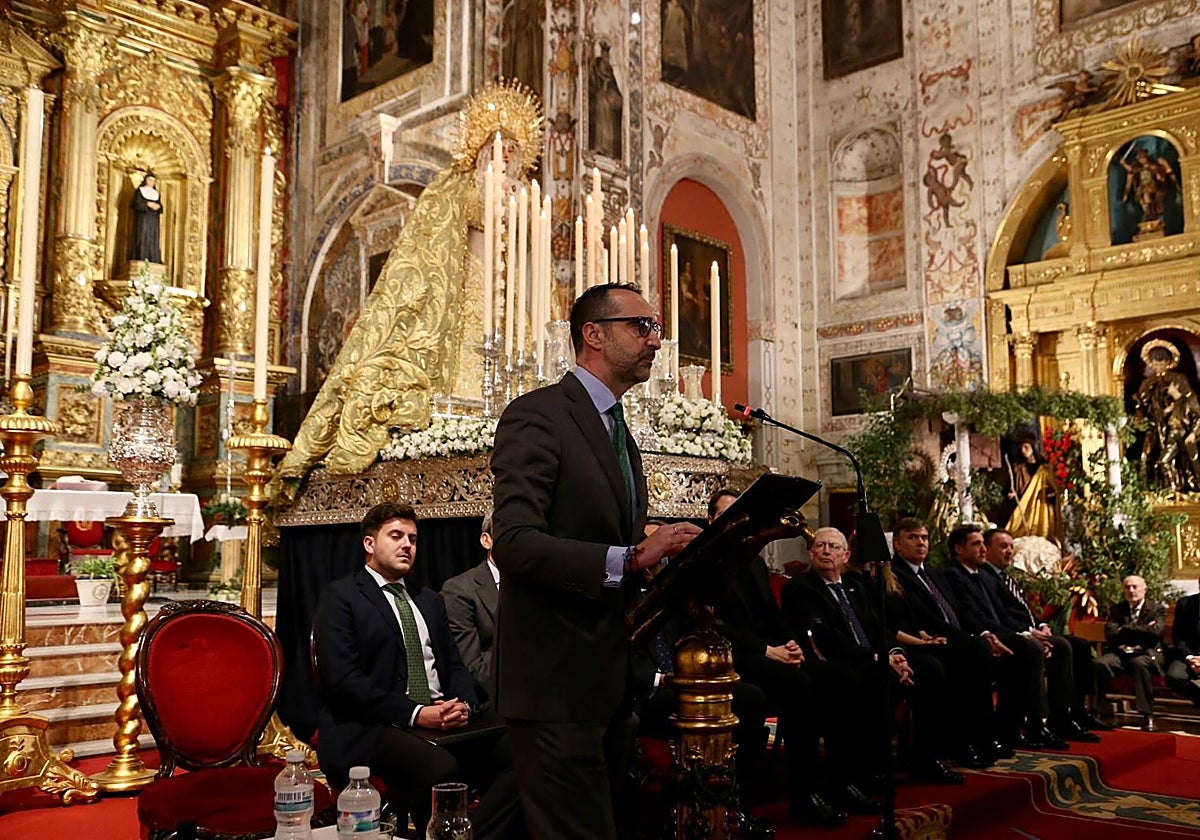 Antonio Cattoni pregona a la Esperanza bajo la atenta mirada de la ...