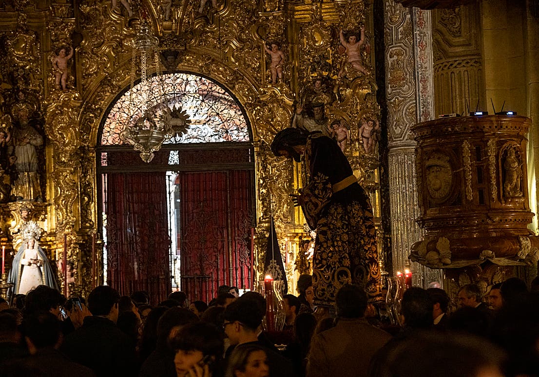 El traslado del Señor de Pasión, en imágenes