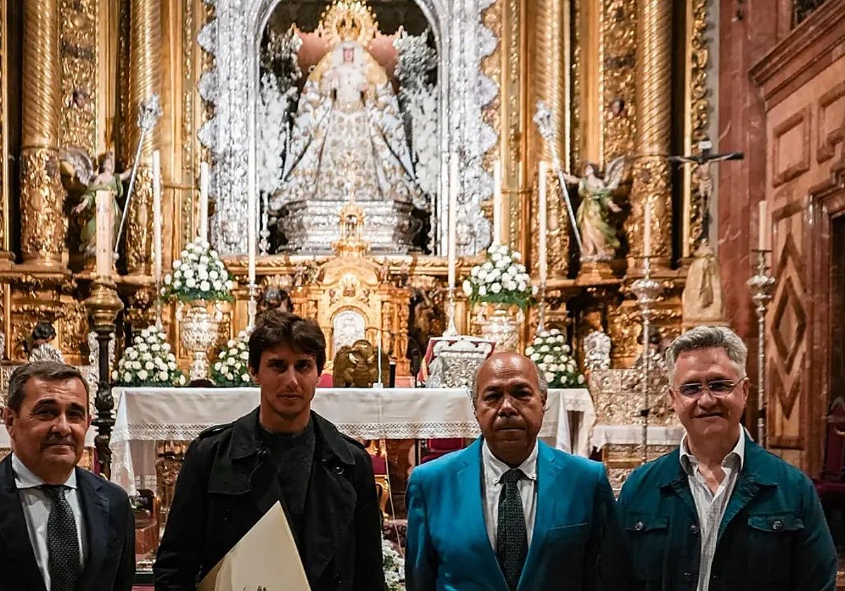 Roca Rey visita a la Macarena el día antes de su reaparición tras la ...