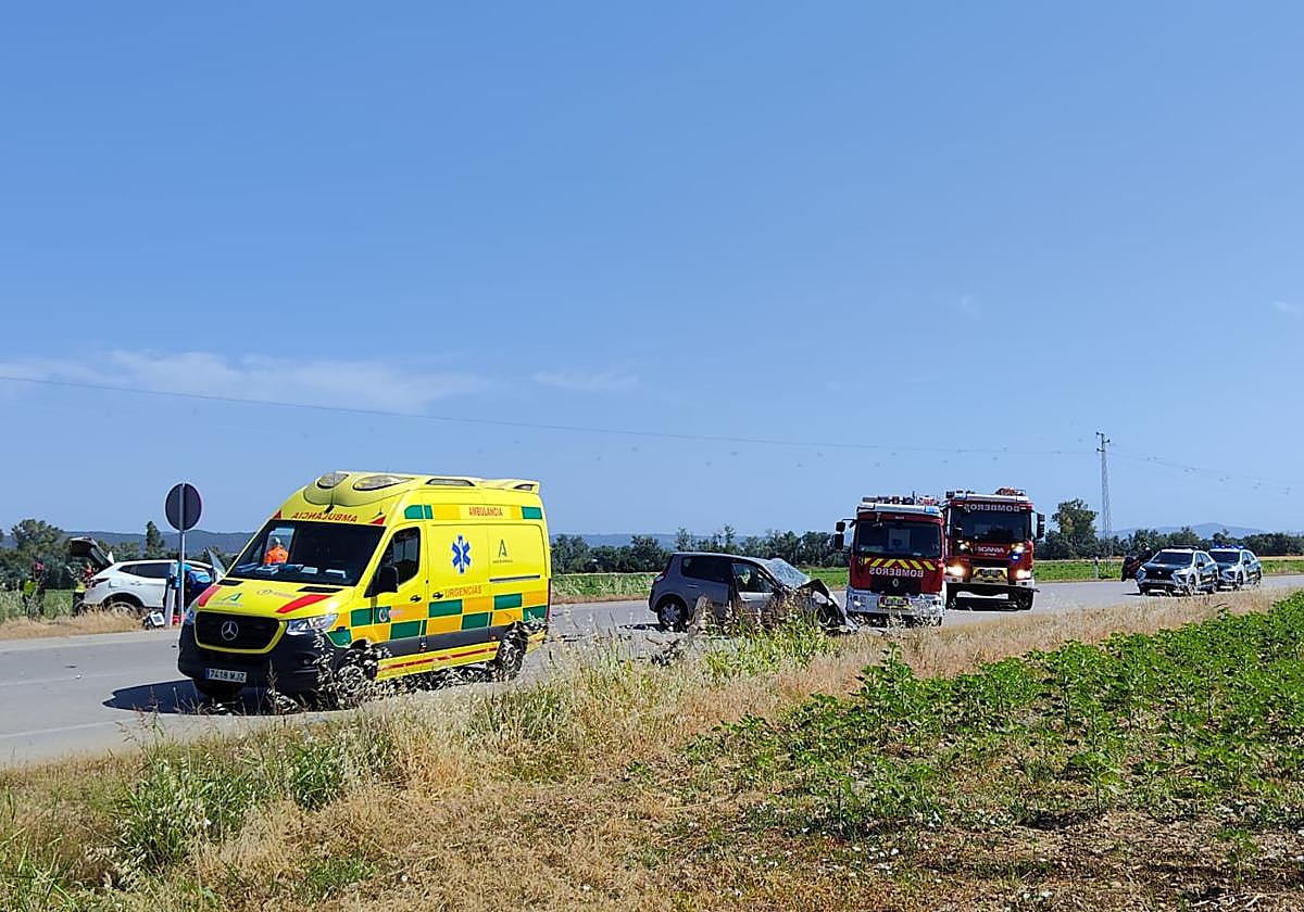 Grave accidente de tráfico en Lora del Río: un herido y dos personas ...