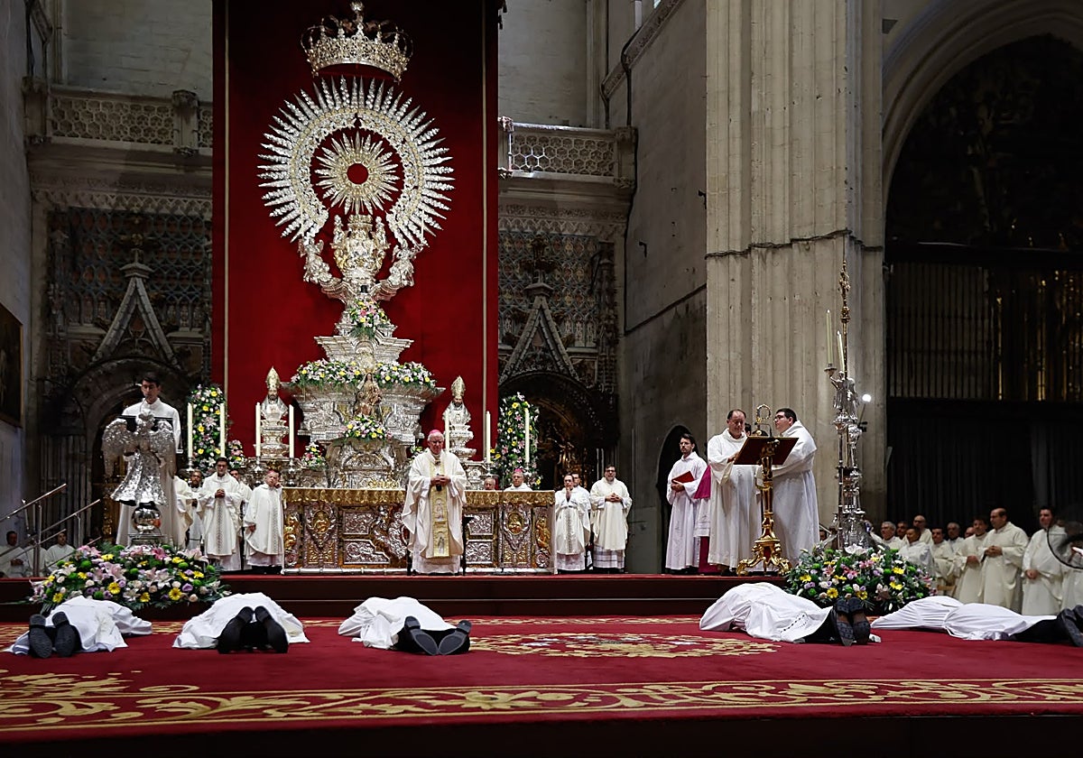 Saiz Meneses ordena en Sevilla a cinco nuevos sacerdotes y les pide que ...