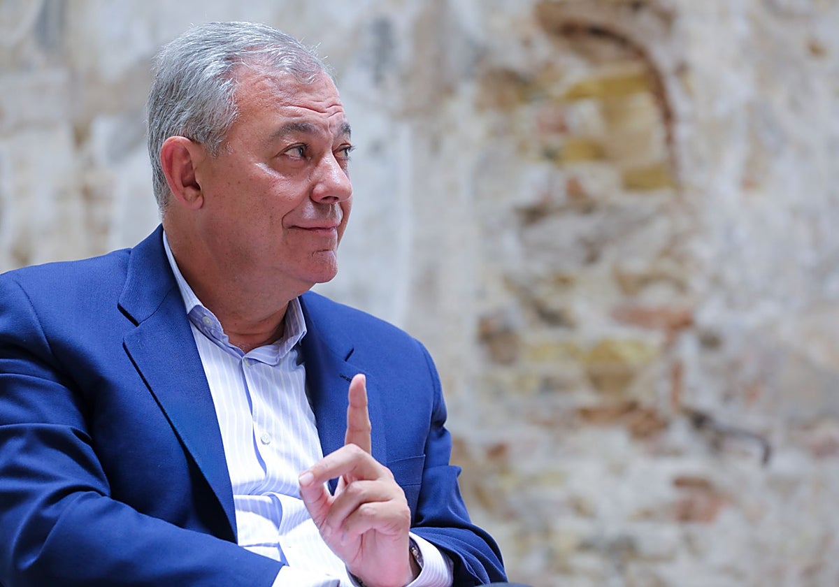 El lado más personal del alcalde de Sevilla: «En mi coche se escucha ...