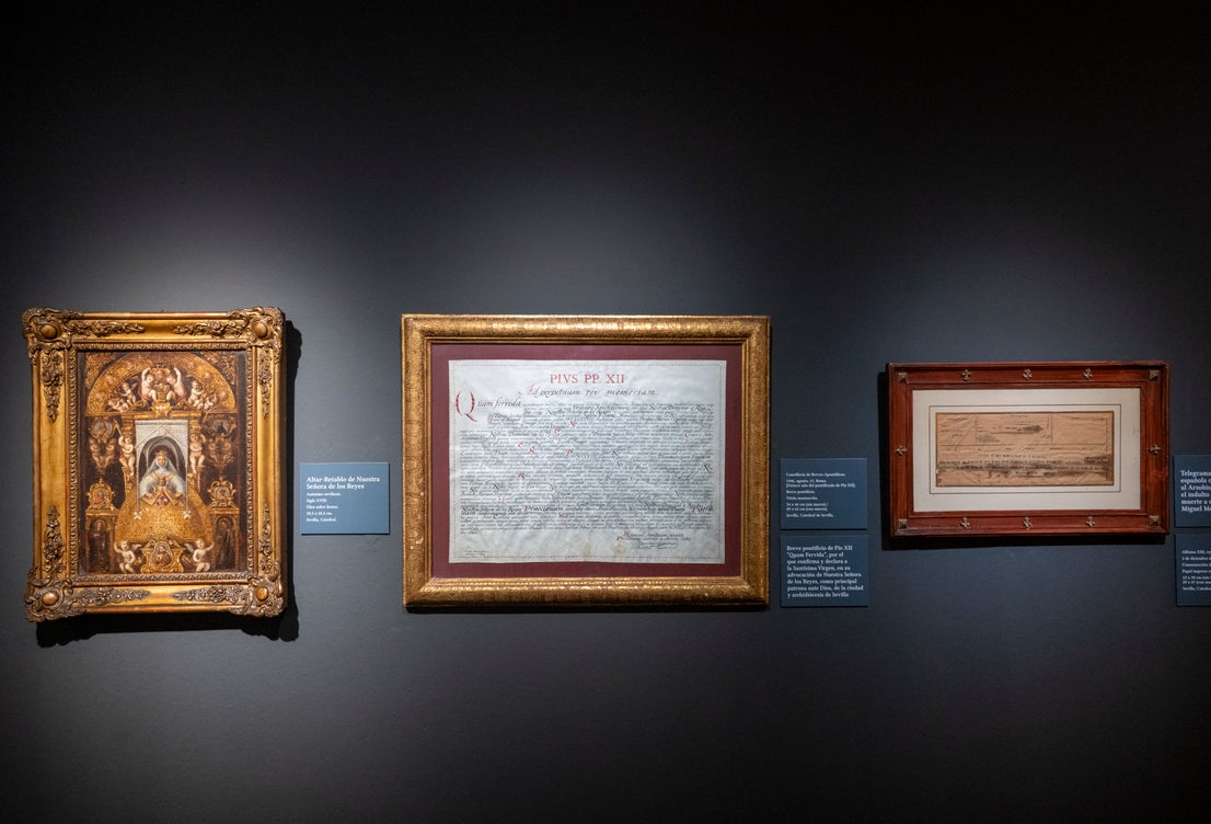 La exposición sobre la restauración del terno blanco de la Virgen de ...