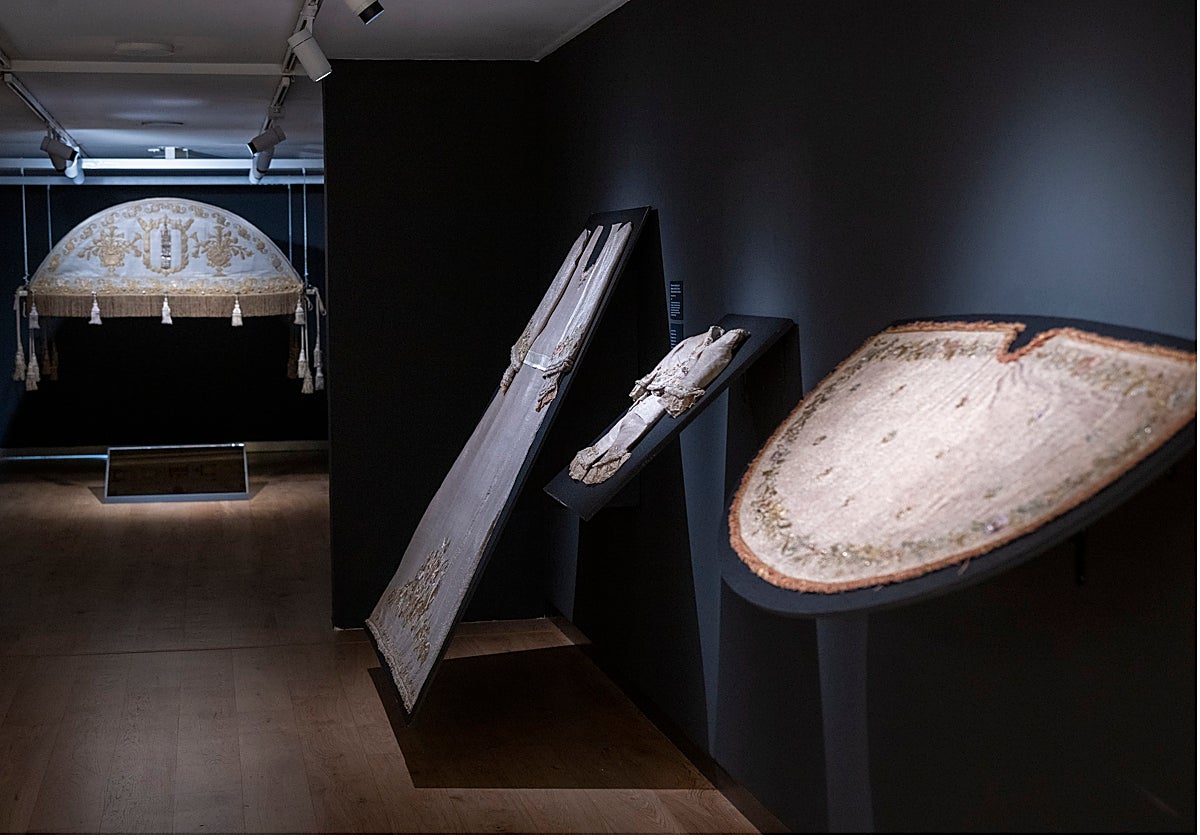 La exposición sobre la restauración del terno blanco de la Virgen de ...