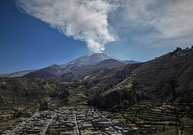 Perú declara el estado de emergencia ante la erupción del volcán Ubinas ...