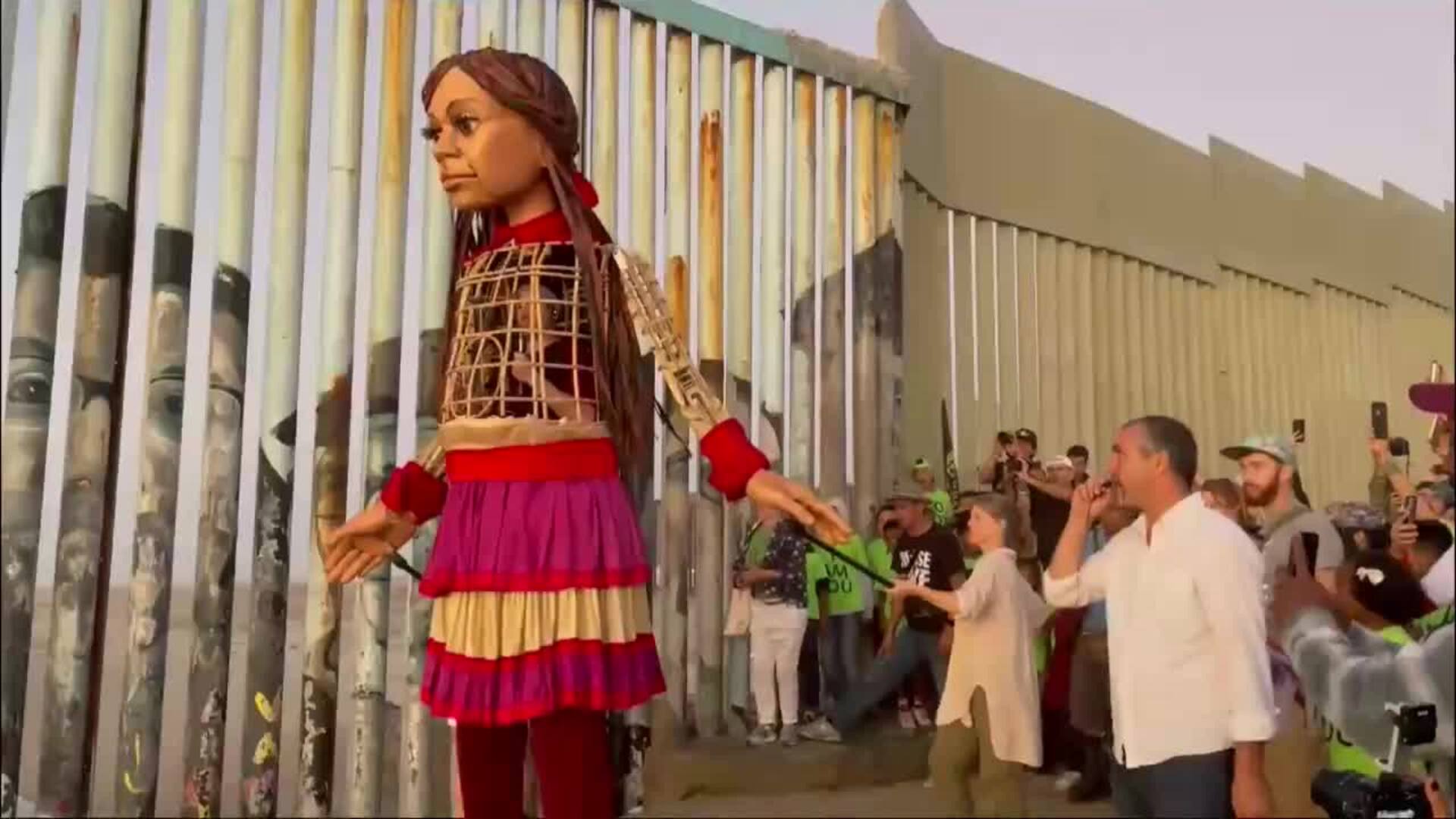 La marioneta Amal llega con mensaje de esperanza al muro fronterizo de ...