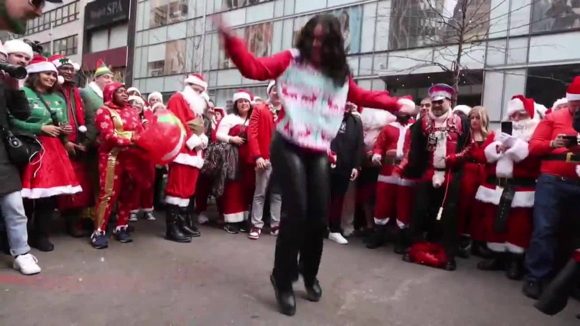 Nueva York se llena de Papa Noeles para el evento anual de bares SantaCon