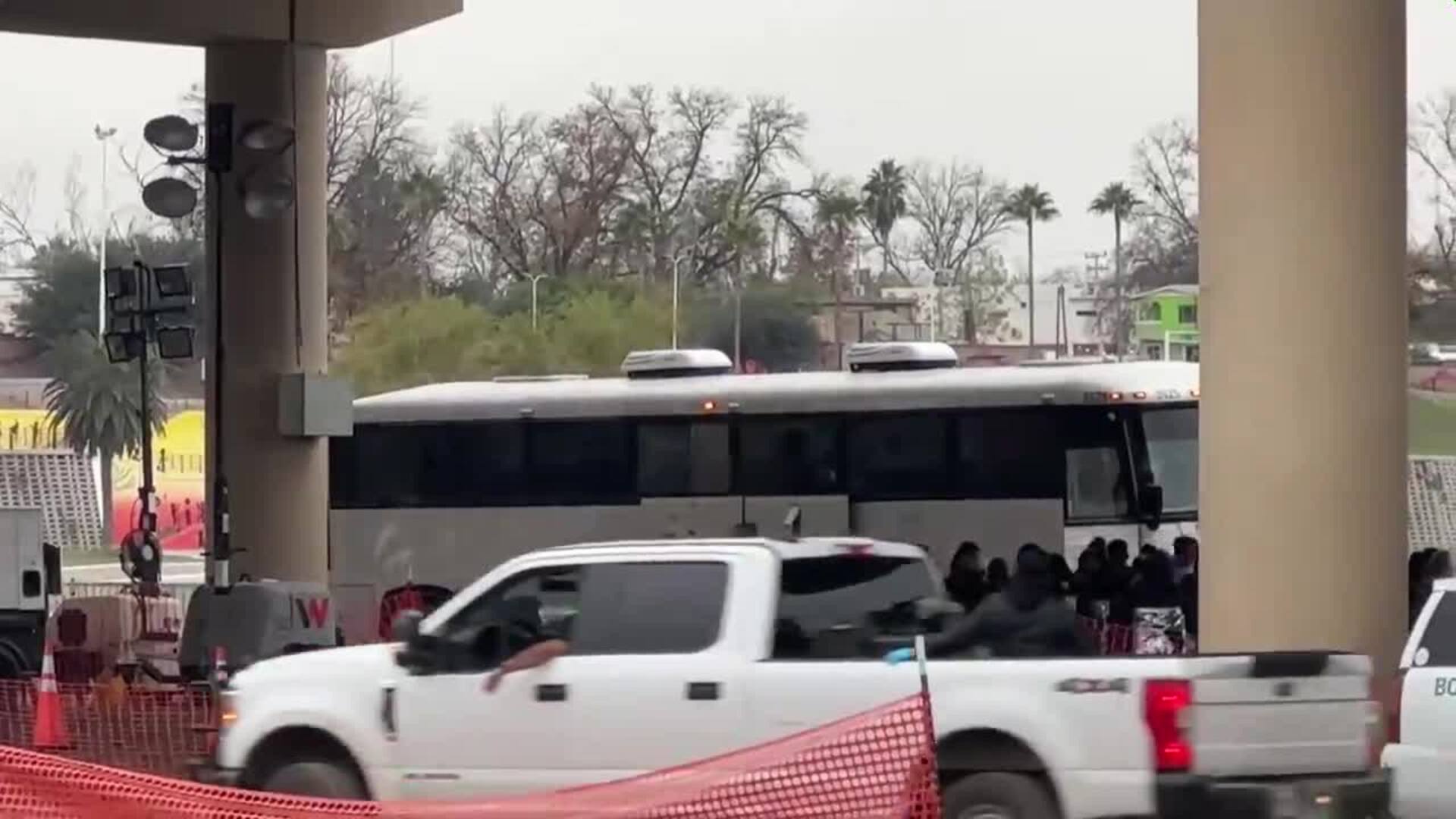Migrantes cruzan la frontera de Texas en Eagle Pass desde México