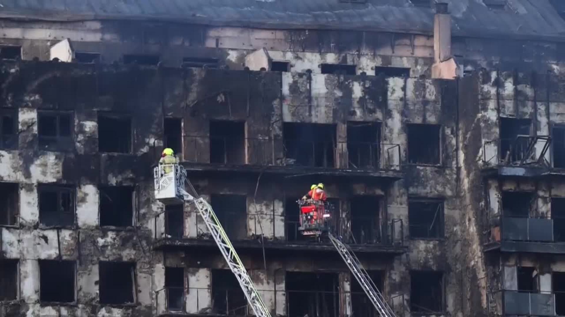 Los bomberos siguen enfriando el edificio incendiado de Valencia