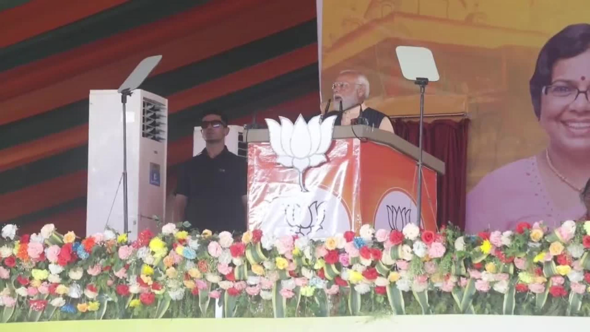 El primer ministro indio, Narendra Modi, se dirige a las mujeres en ...