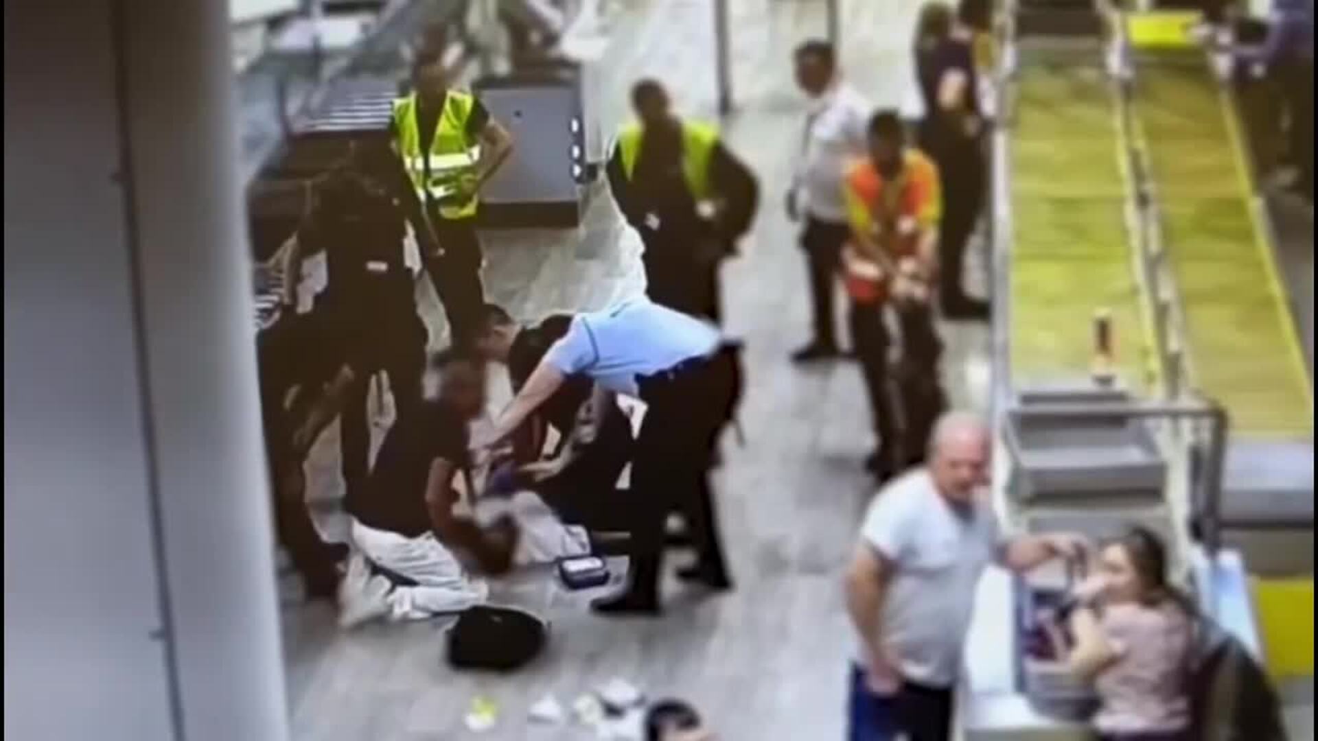 Agentes de la Guardia Civil reaniman a un pasajero en parada ...