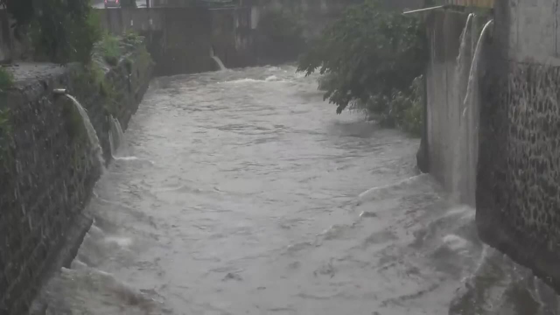 El Salvador en alerta roja por fuertes lluvias e inundaciones