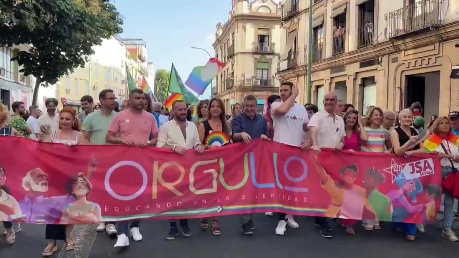 La marcha del Día del Orgullo llena de color las calles de Sevilla con ...